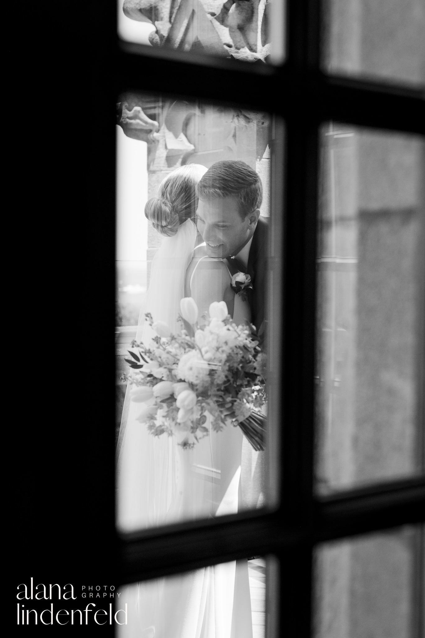 Modern Classic Wedding in Downtown Chicago - alanalindenfeld.com