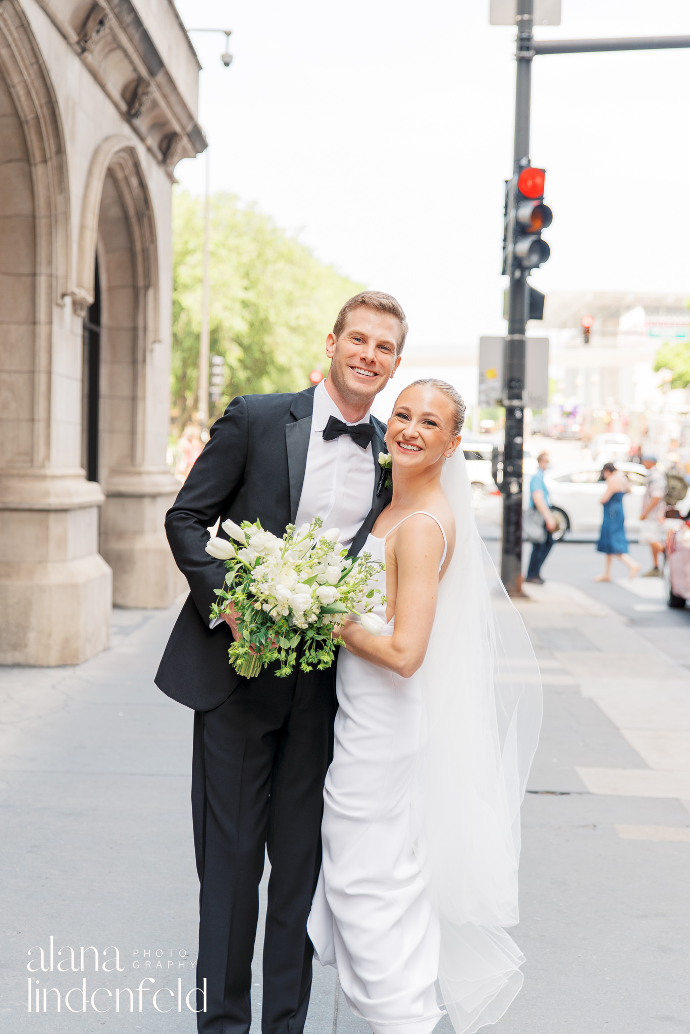 Modern Classic Wedding in Downtown Chicago - alanalindenfeld.com